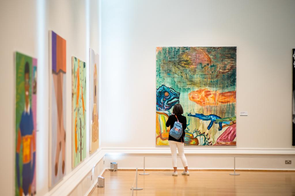 Painting exhibition store